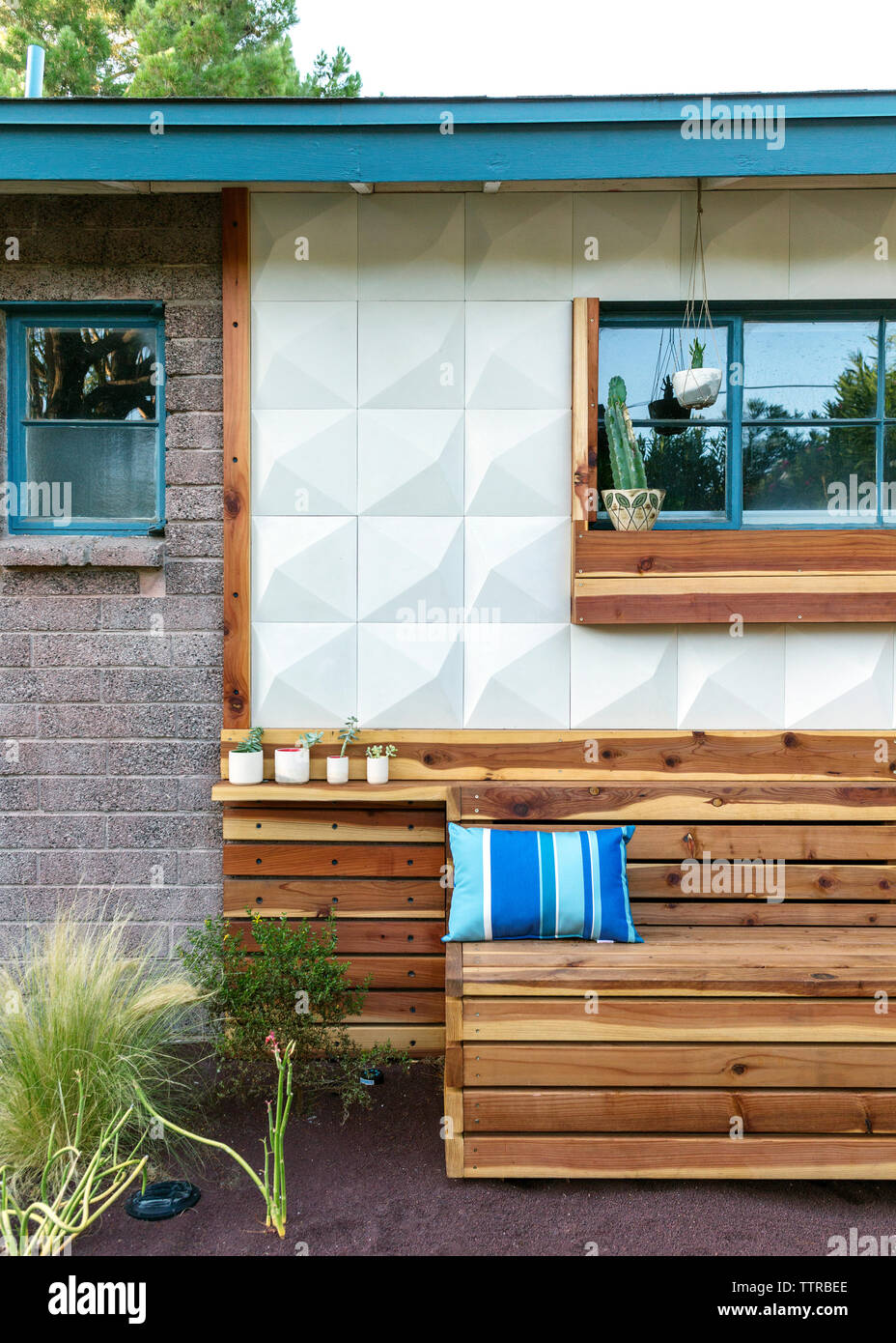 Wooden bench against wall hi-res stock photography and images - Alamy