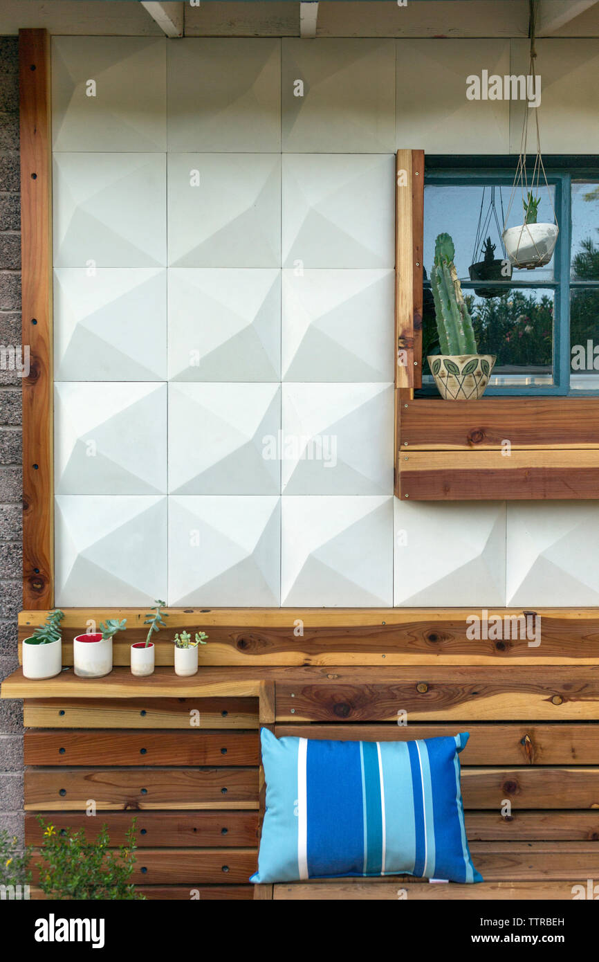 Wooden bench against wall hi-res stock photography and images - Alamy