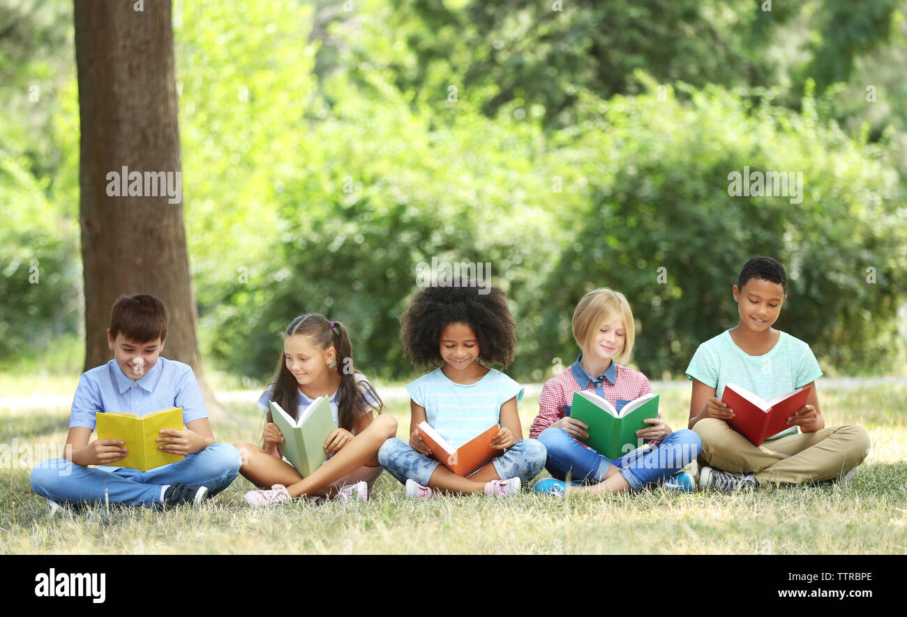 African kids reading books hi-res stock photography and images - Alamy