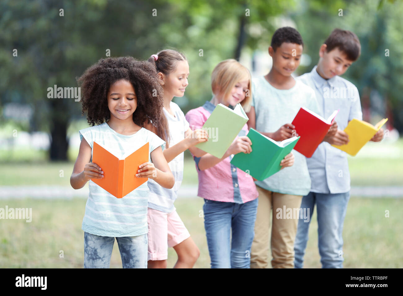 African kids reading books hi-res stock photography and images - Alamy
