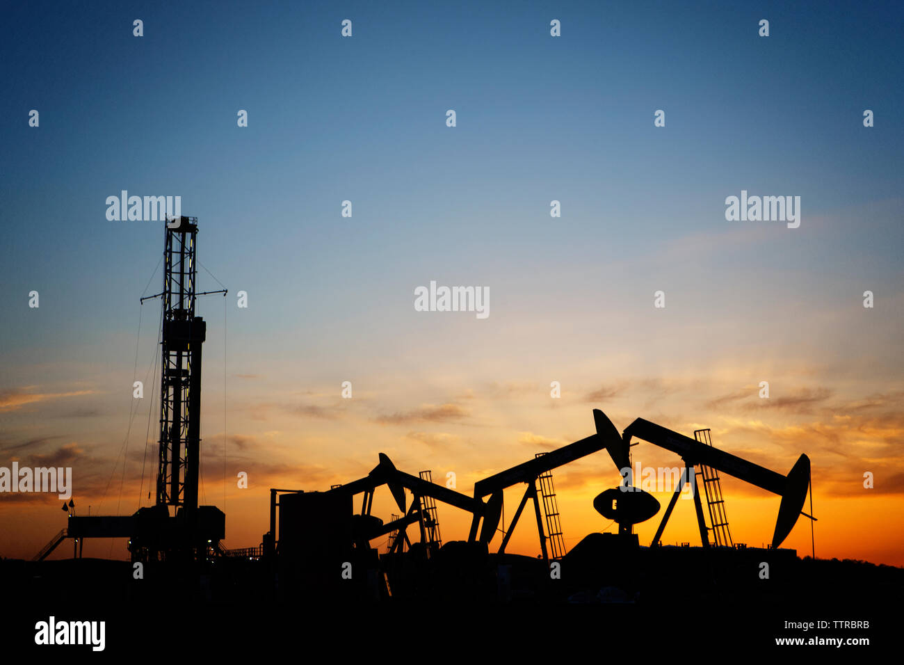 Oil well silhouette hi-res stock photography and images - Alamy