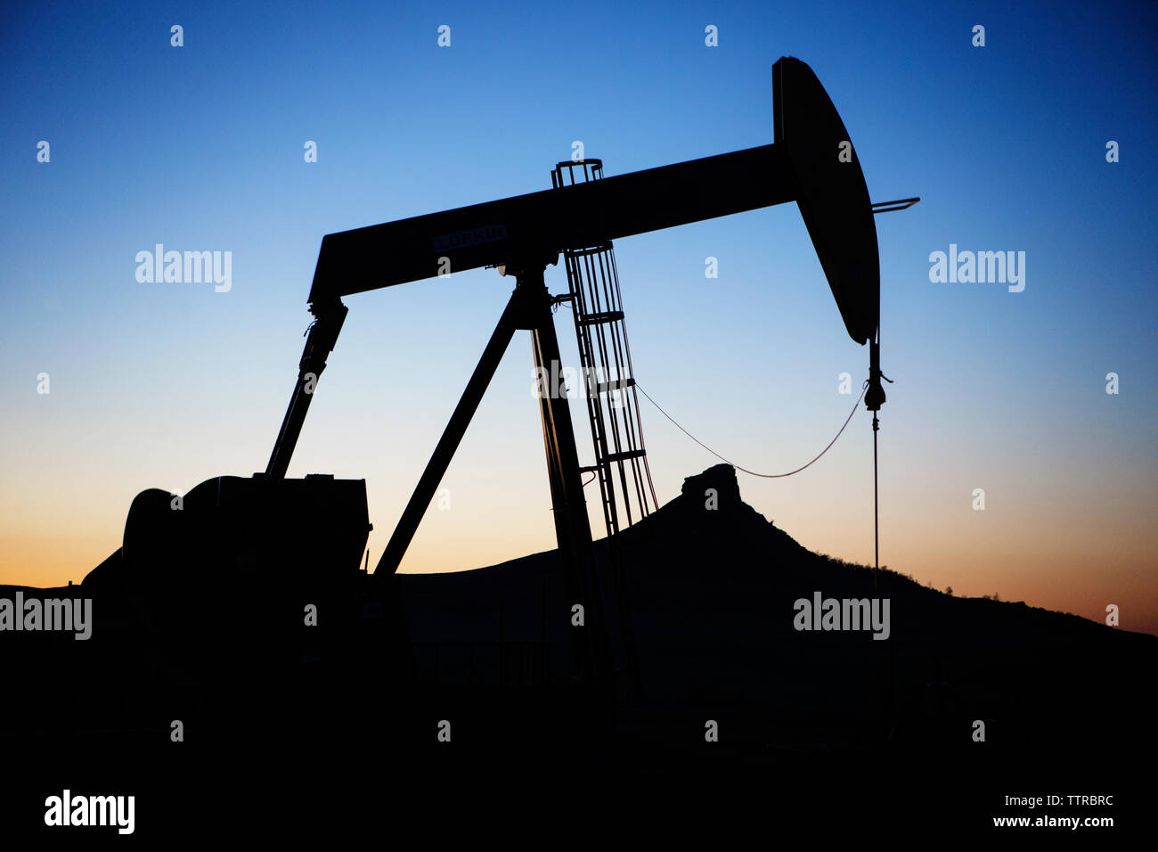 Oil Well Silhouette Stock Photos & Oil Well Silhouette Stock Images - Alamy