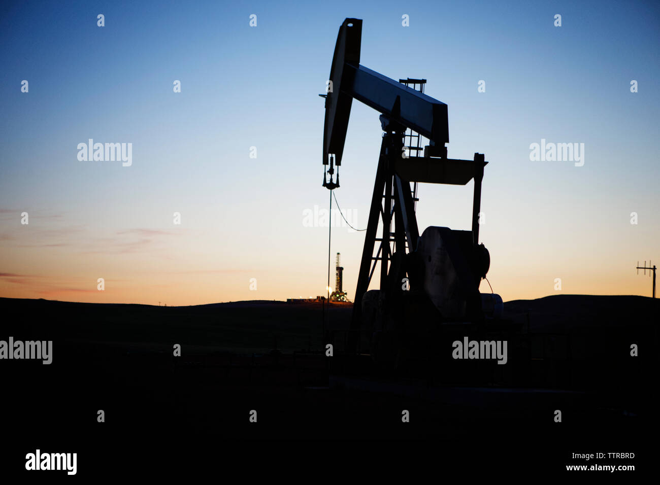 Oil pump sunset hi-res stock photography and images - Alamy
