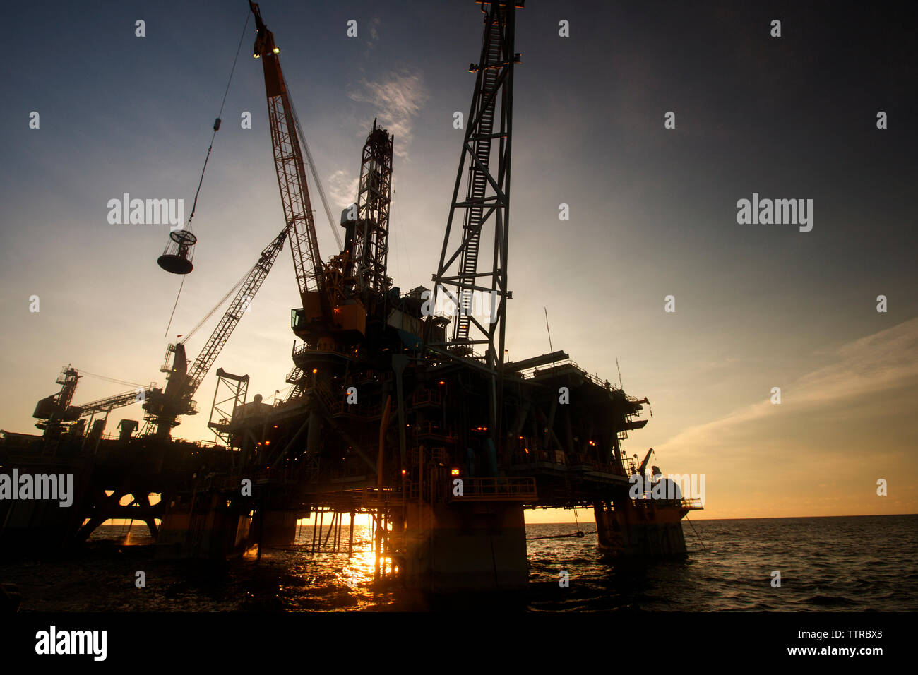 Oil rig sea hi-res stock photography and images - Alamy