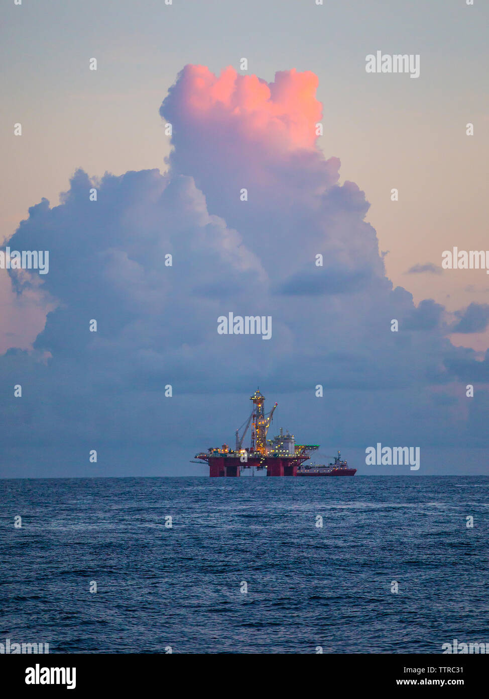 Oil platform sunset sea hi-res stock photography and images - Alamy