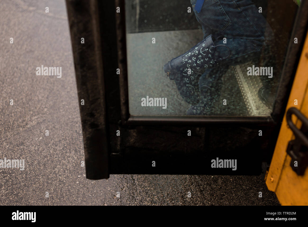 School entrance bus hi-res stock photography and images - Alamy