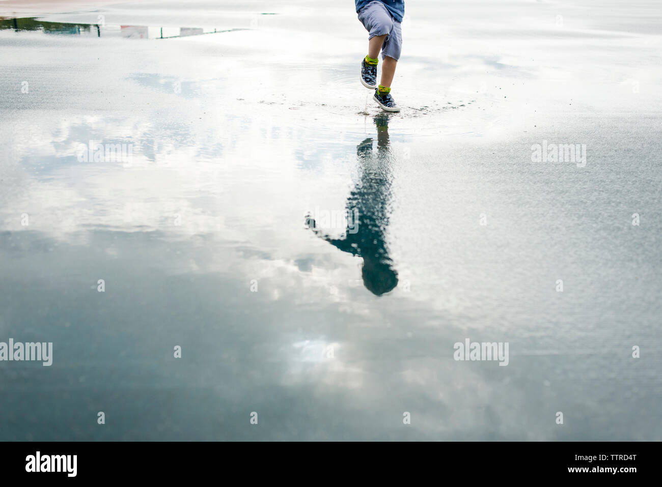 Puddle sunlight reflection in hi-res stock photography and images - Alamy