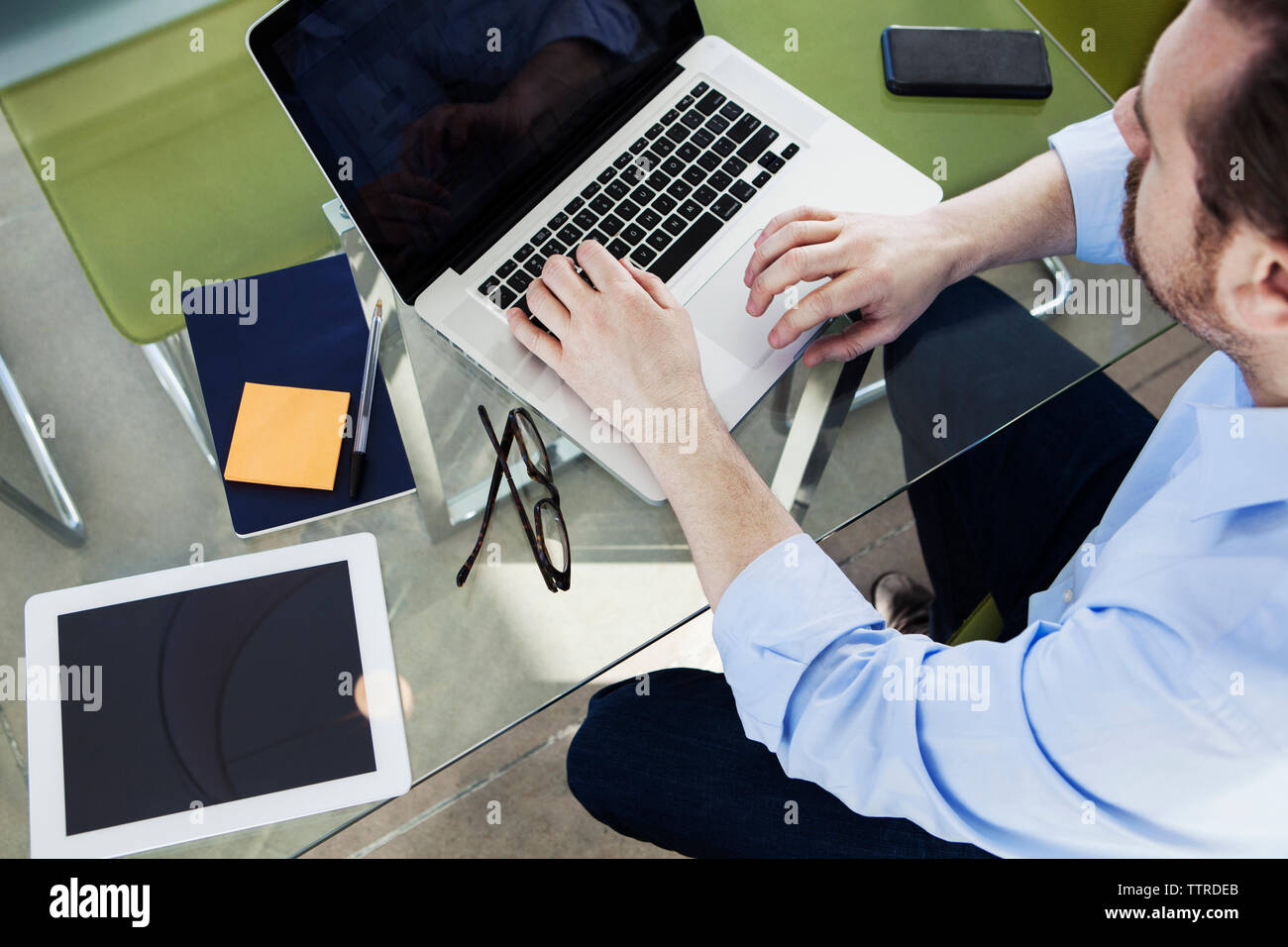 Full room view hi-res stock photography and images - Alamy