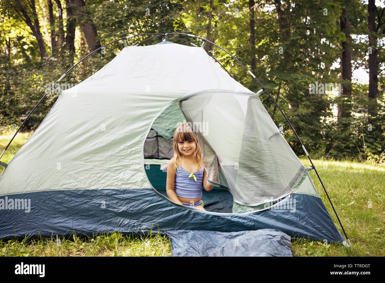 Tent girl hi-res stock photography and images - Alamy