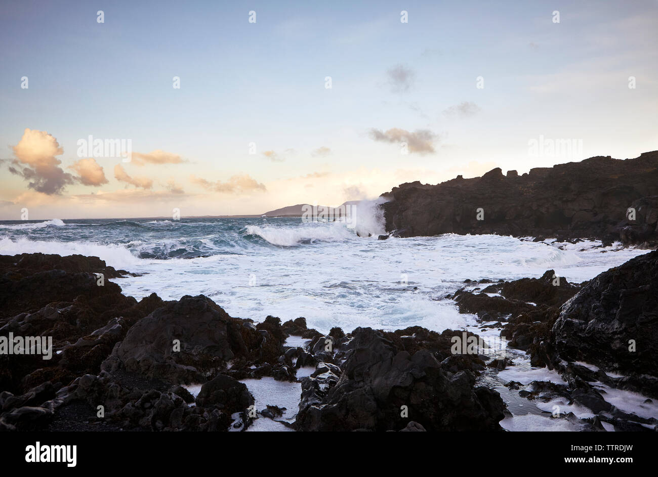 Water splashing against the rocks hi-res stock photography and images ...