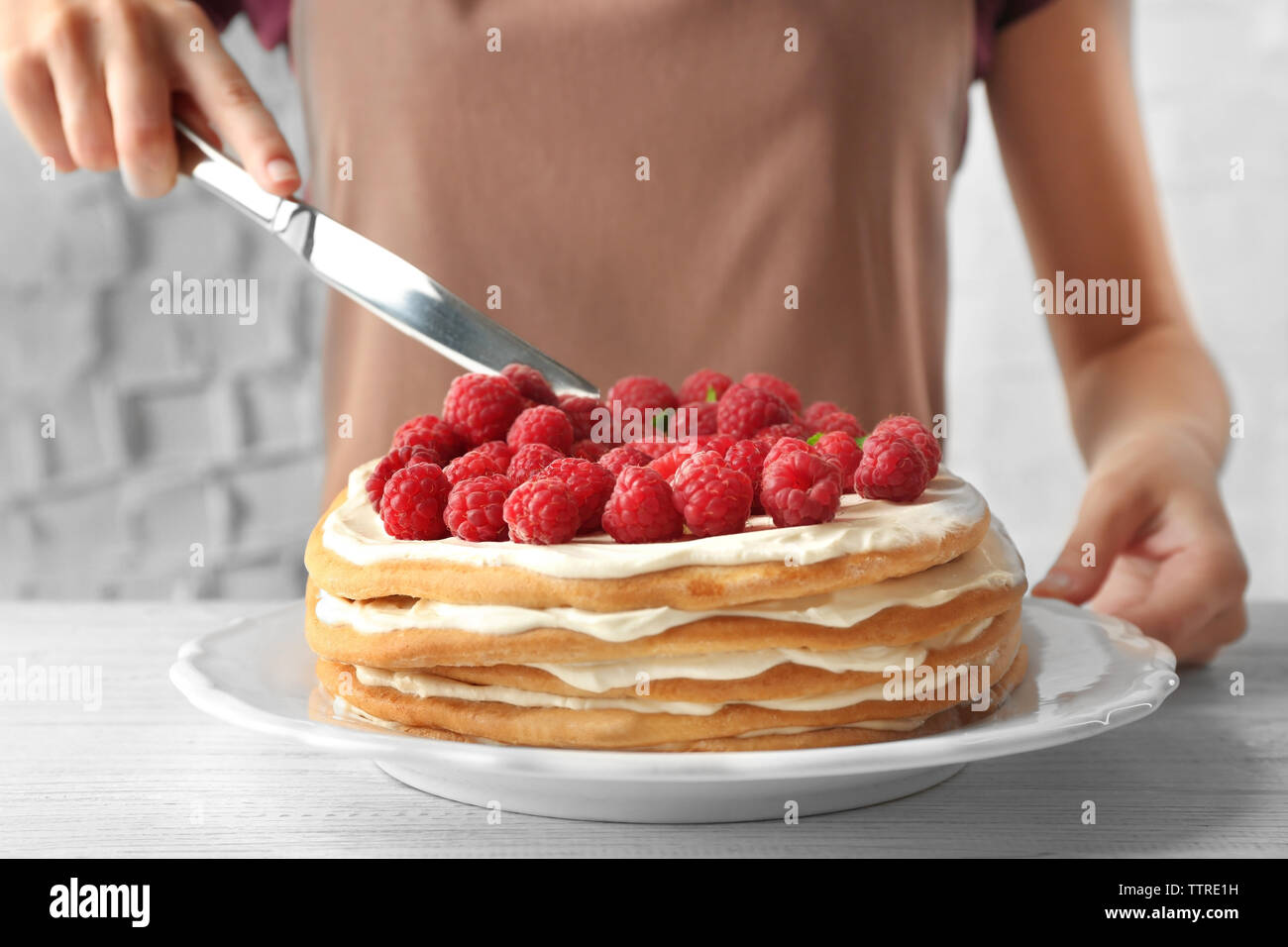 Woman cutting berry cake hi-res stock photography and images - Alamy