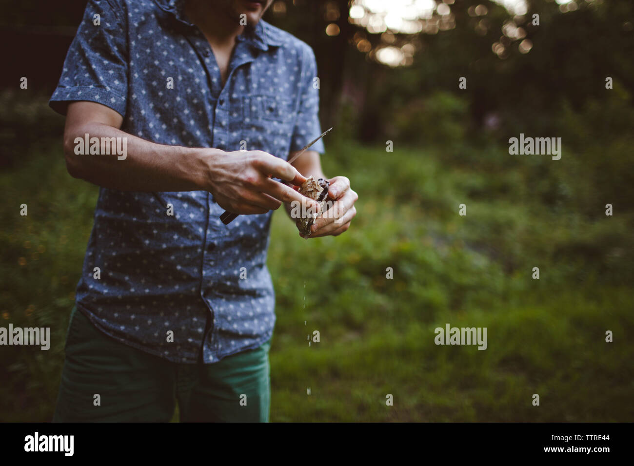 Shucking hi-res stock photography and images - Alamy