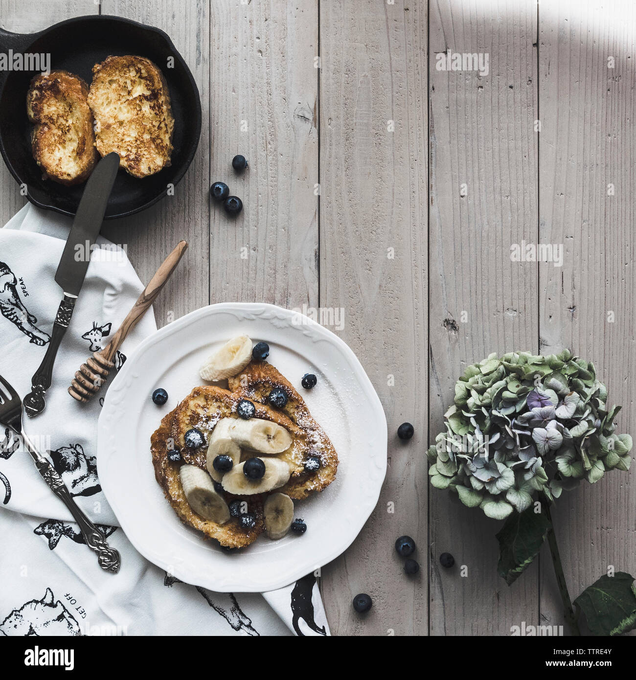 Overhead pan on served food hi-res stock photography and images - Alamy