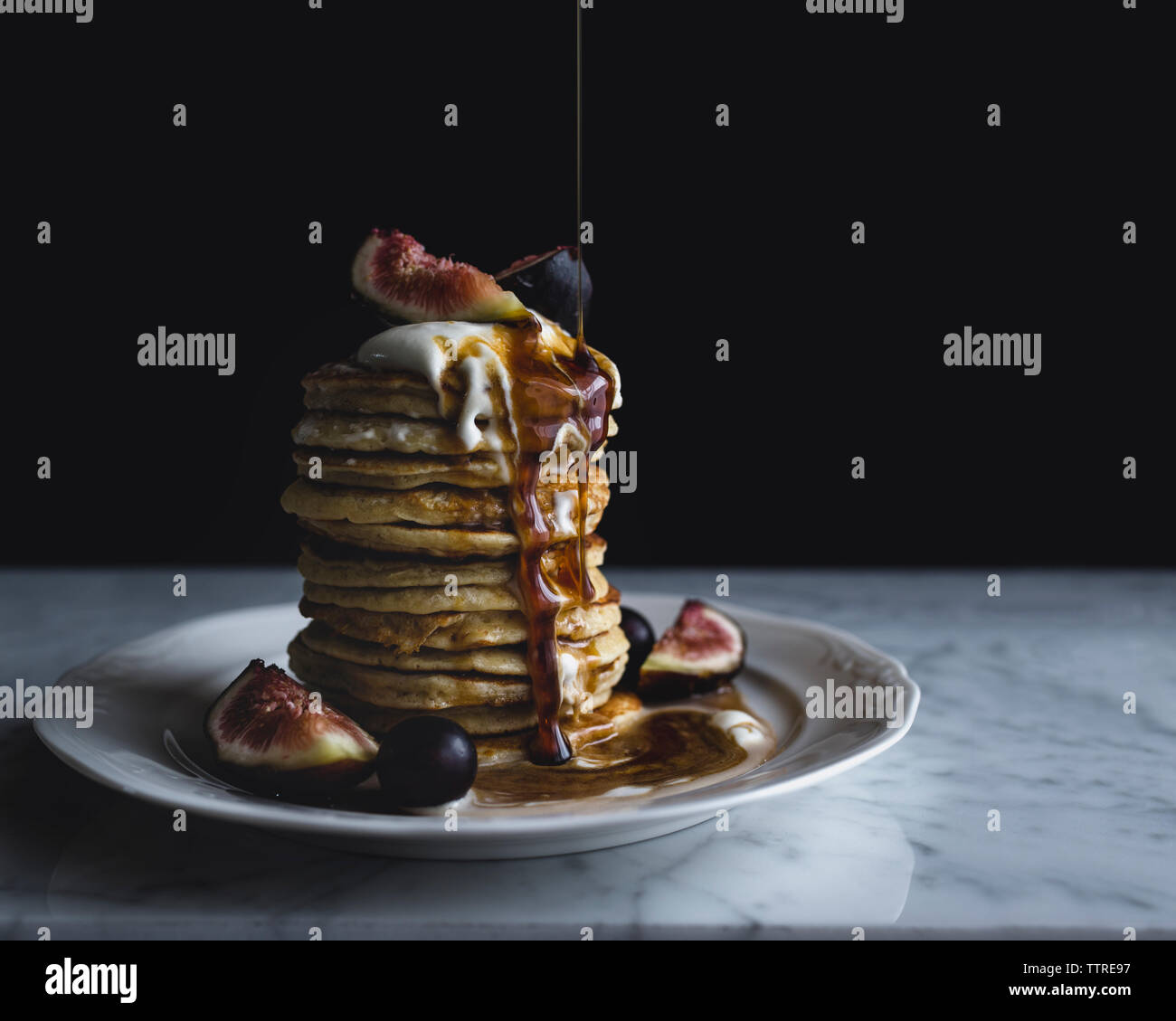 Pouring syrup container hi-res stock photography and images - Alamy