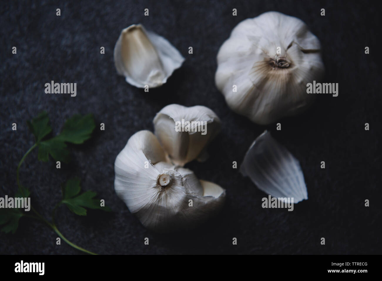 Overhead garlic bulbs hi-res stock photography and images - Alamy