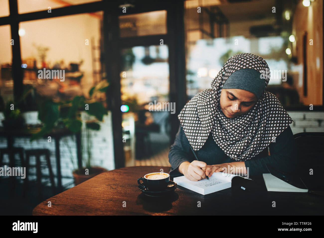 Mature woman coffee shop book hi-res stock photography and images - Alamy