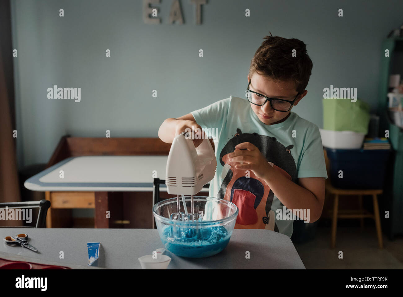 Flour in mixing bowl hi-res stock photography and images - Alamy
