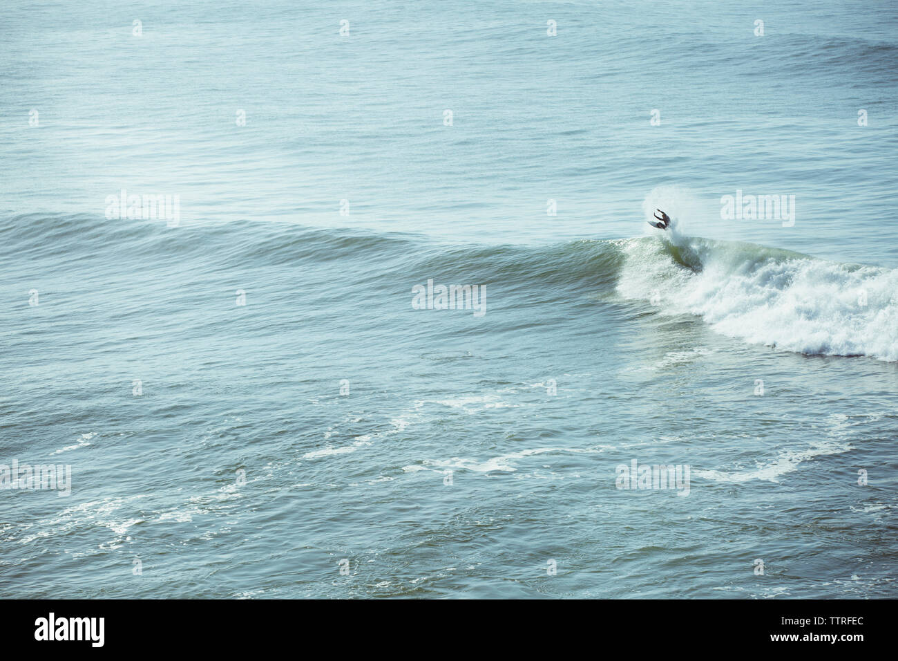 Man surfboard waves hi-res stock photography and images - Alamy
