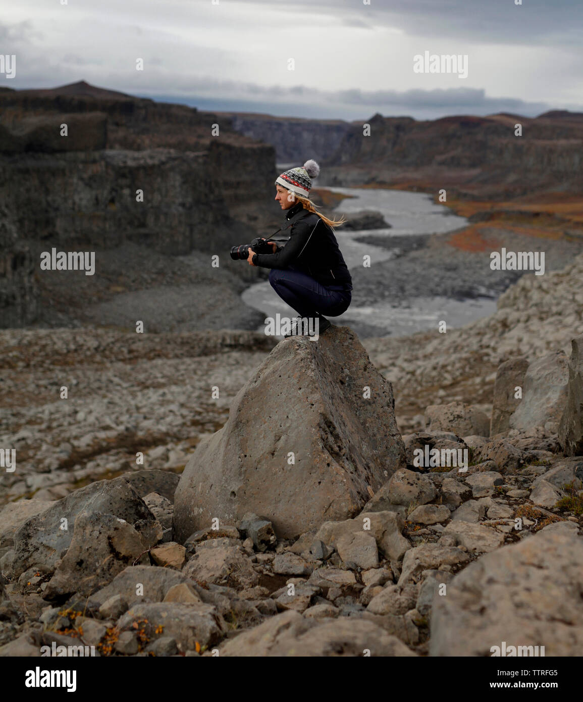 Crouching looking at camera hi-res stock photography and images - Alamy