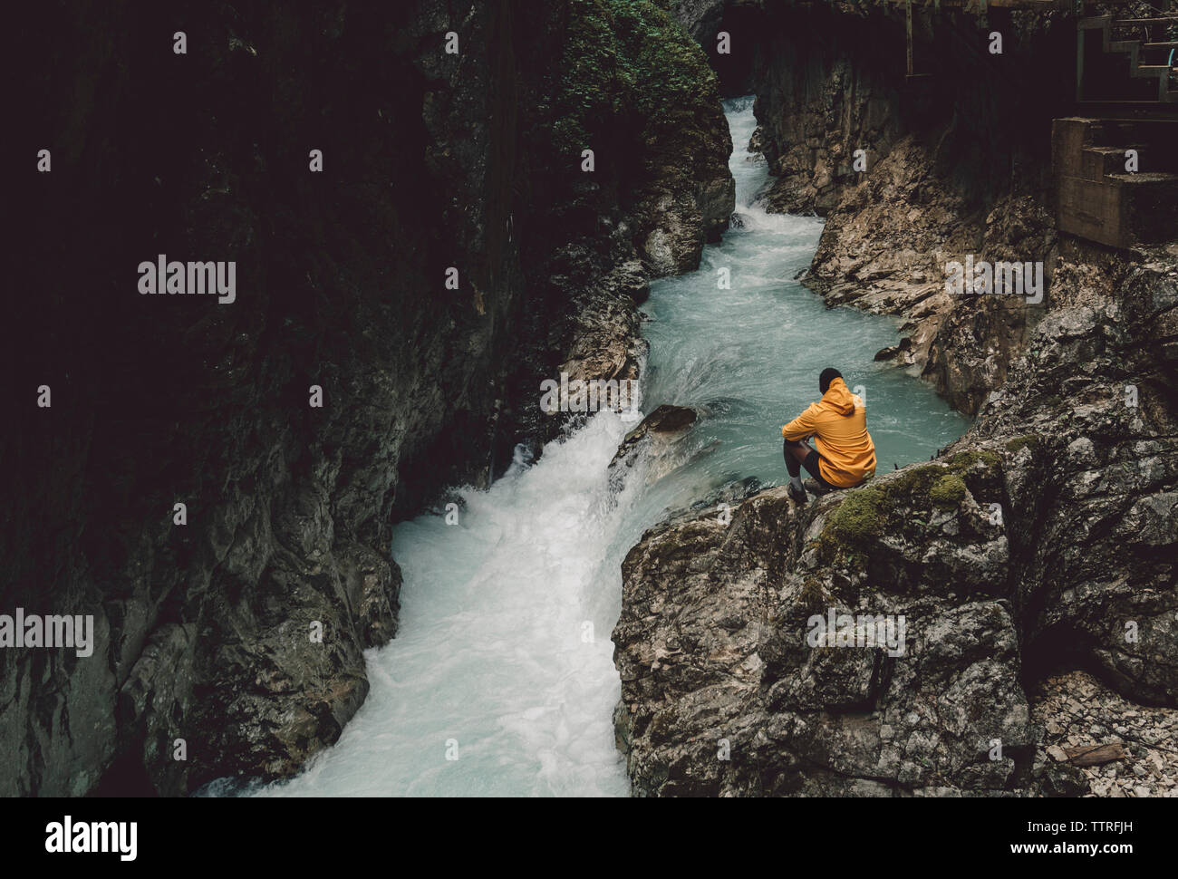 Yellow river rocks hi-res stock photography and images - Alamy