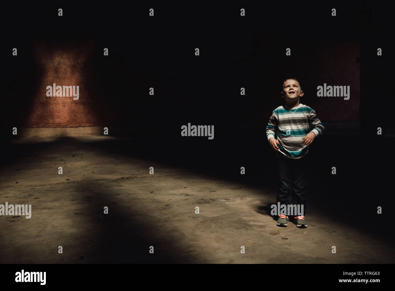 Shadow dark room hi-res stock photography and images - Alamy