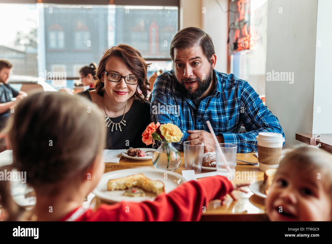 Girls with parents hi-res stock photography and images - Alamy