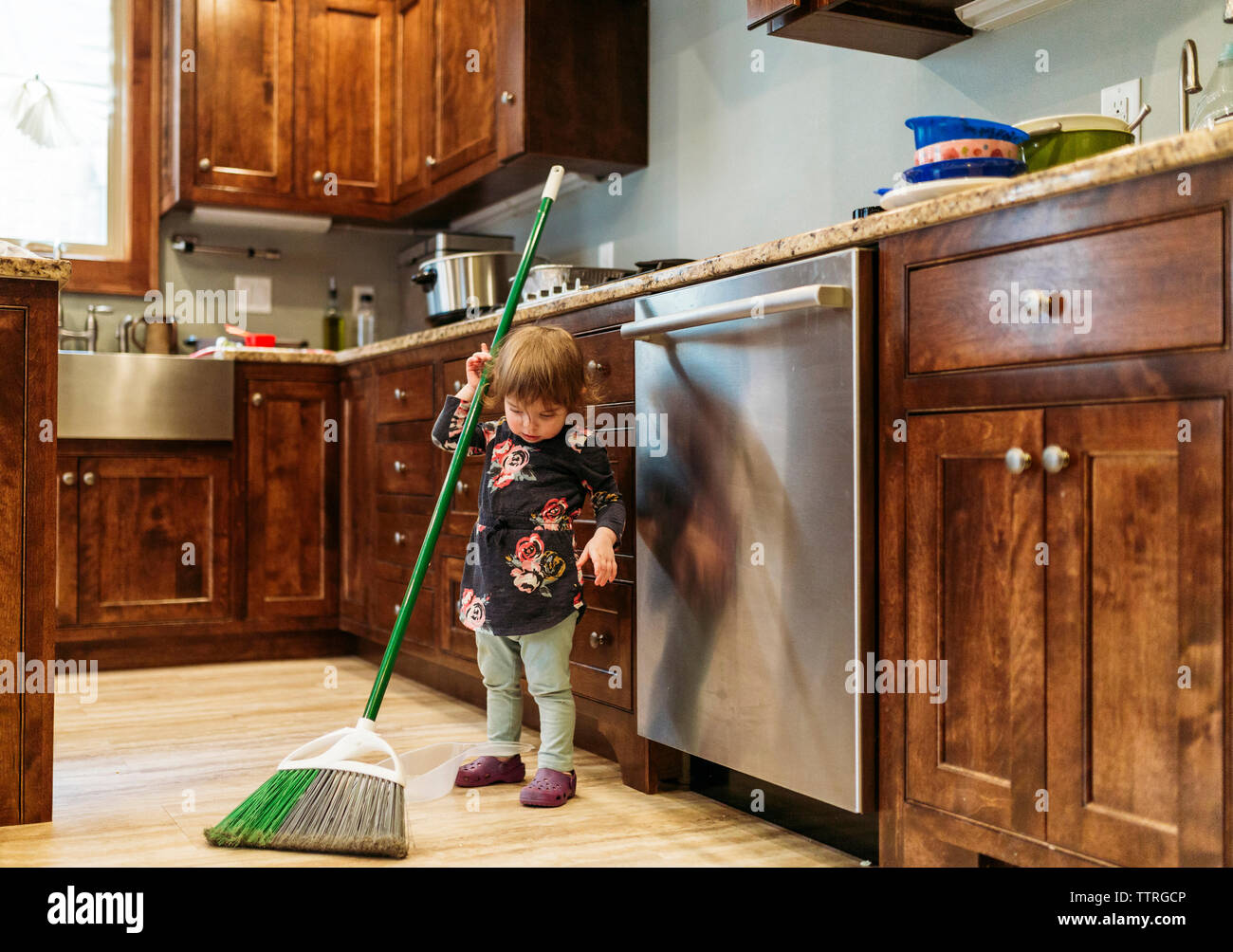 Kitchen chores home hi-res stock photography and images - Alamy