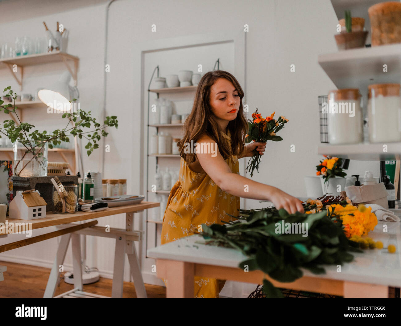 Making bouquet hi-res stock photography and images - Alamy