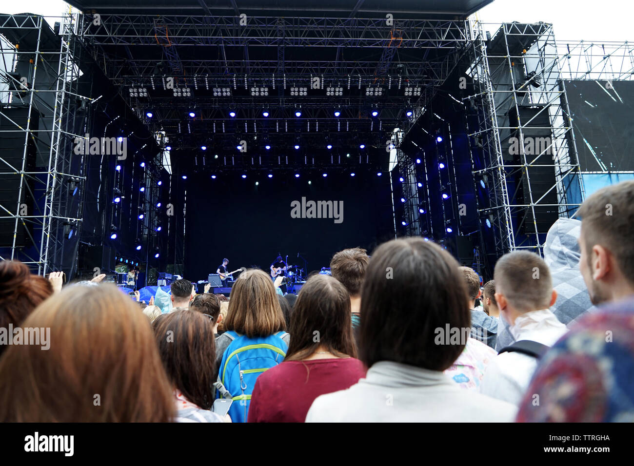 Crowd listening rock music concert hi-res stock photography and images ...