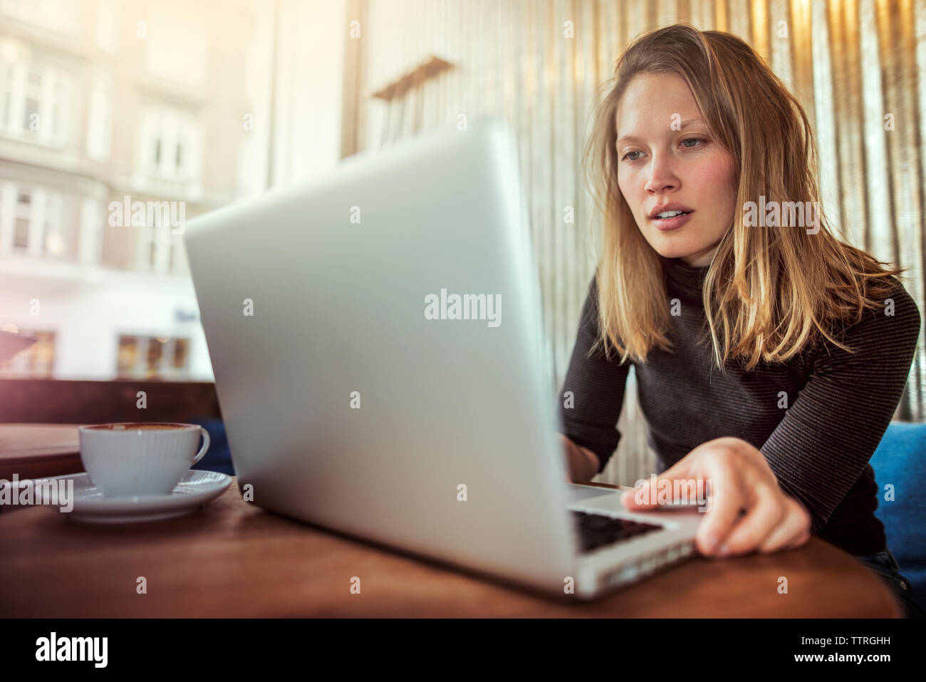 Young woman and cafe table hi-res stock photography and images - Alamy