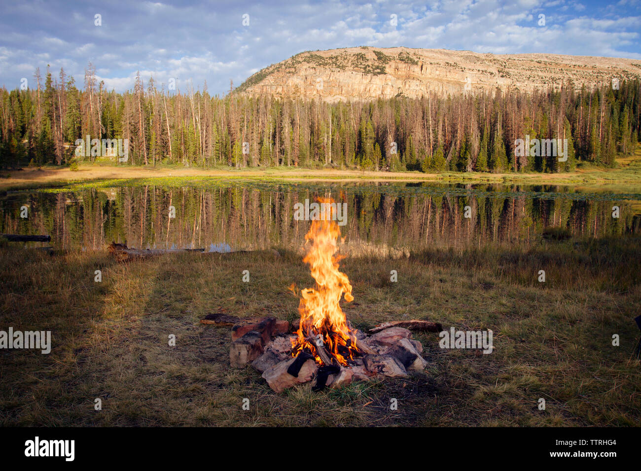 Campfire lake hi-res stock photography and images - Alamy