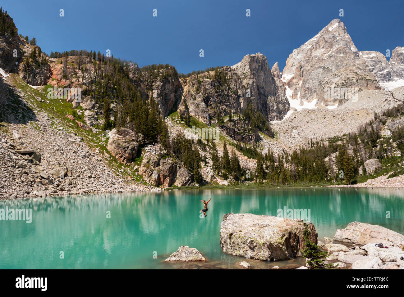 Blue sky and distant mountains hi-res stock photography and images - Alamy