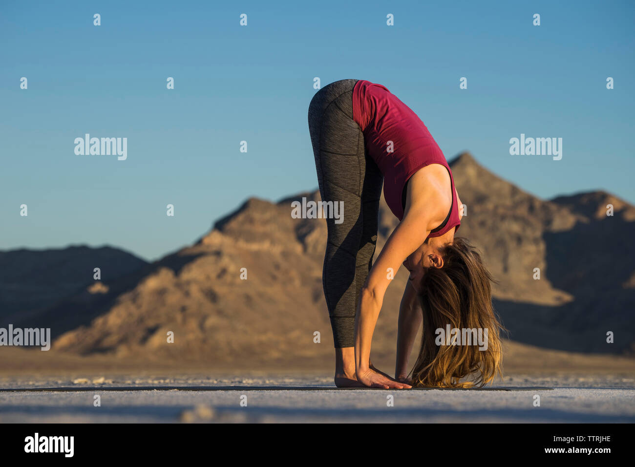 Yoga by the sunset hi-res stock photography and images - Alamy