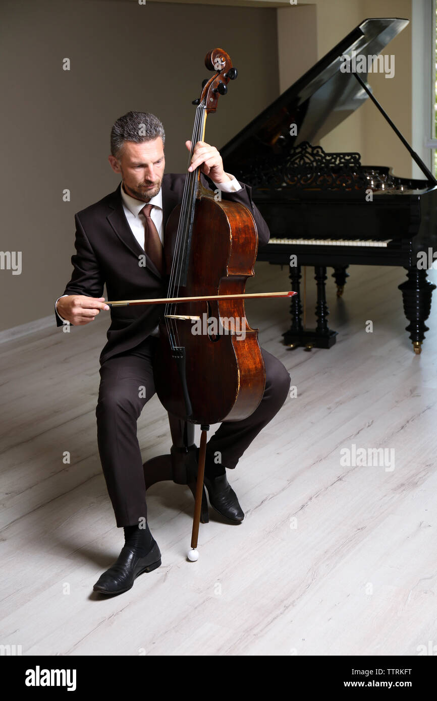 Man playing cello hi-res stock photography and images - Alamy