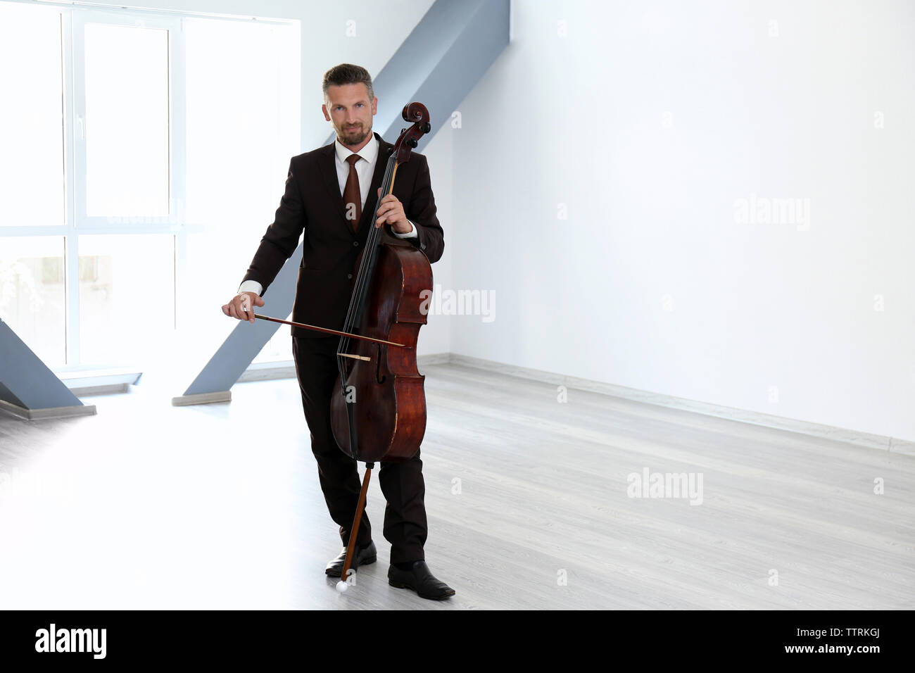 Man playing cello hi-res stock photography and images - Alamy