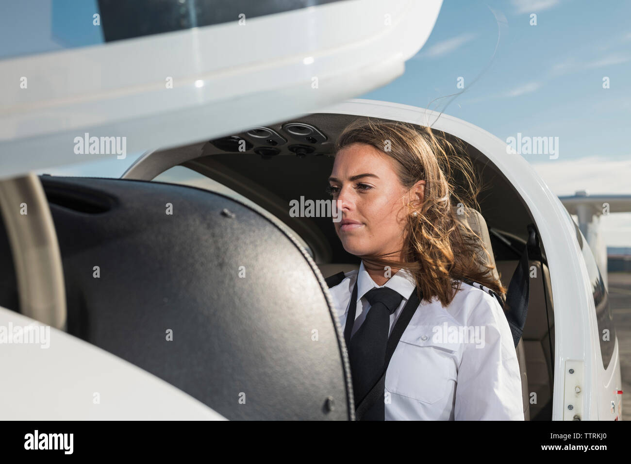 Female pilot uniform hi-res stock photography and images - Alamy