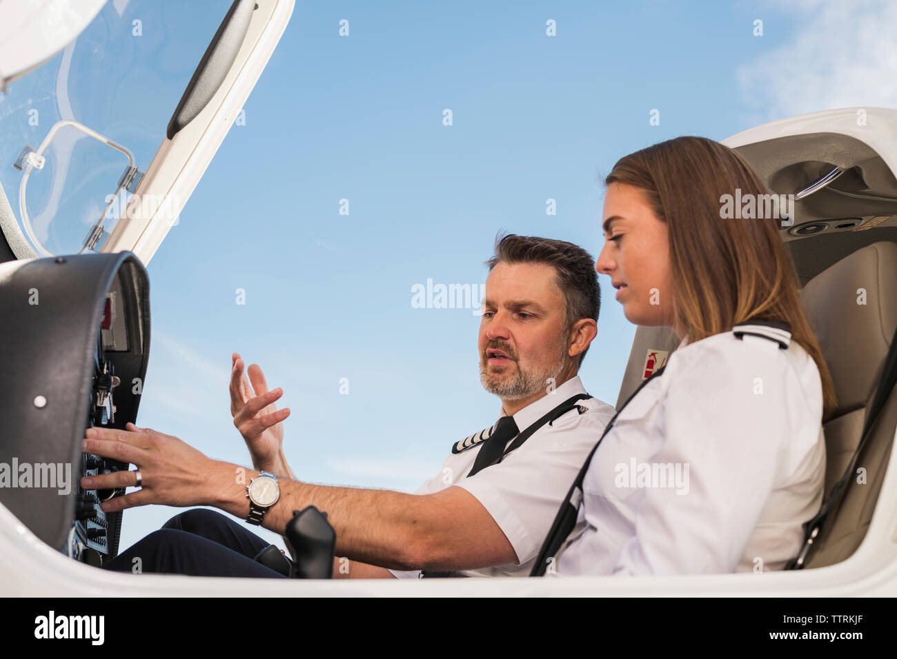 Female pilots hi-res stock photography and images - Alamy