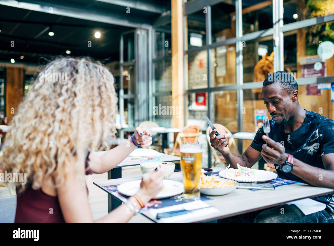 People in restaurant laughing hi-res stock photography and images - Alamy