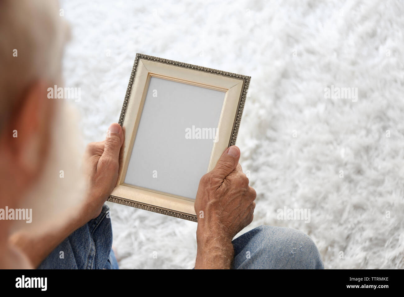 Man holding photo frame hi-res stock photography and images - Alamy