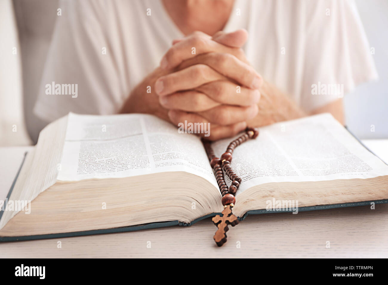 Old man reading the Bible Stock Photo - Alamy