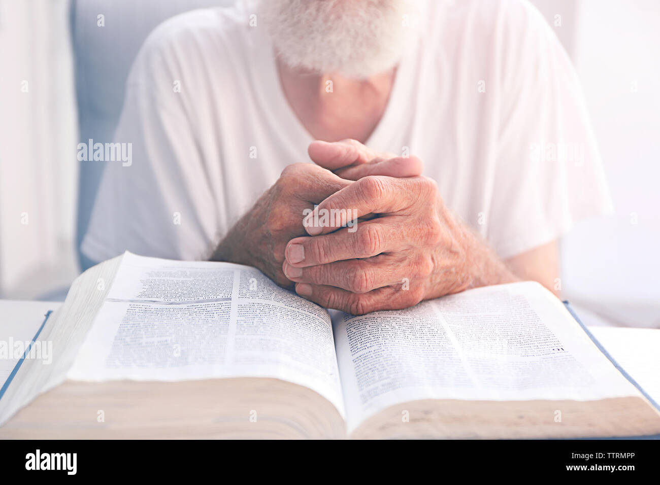 Old man reading the Bible Stock Photo - Alamy