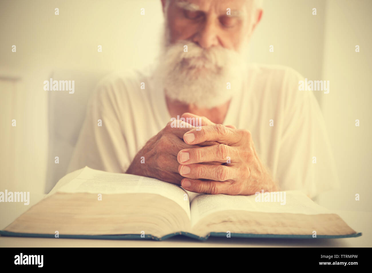 Old man reading the Bible Stock Photo - Alamy