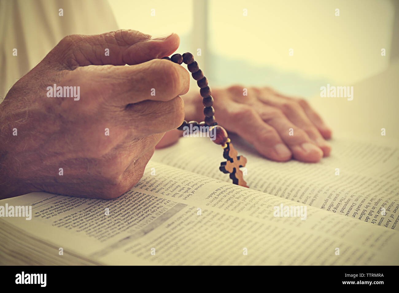 Old man reading the Bible Stock Photo - Alamy