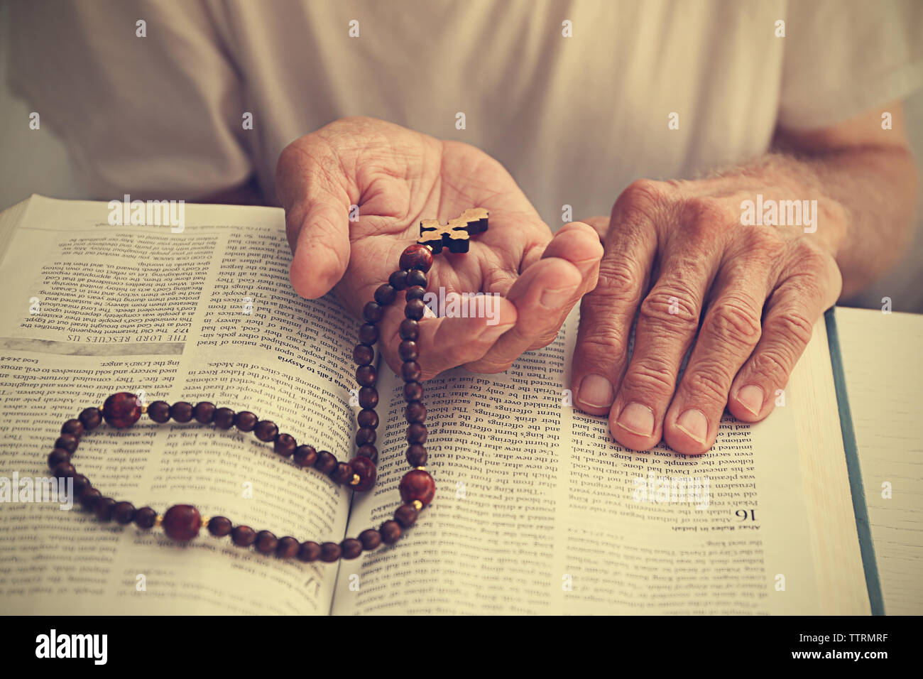 Old man reading the Bible Stock Photo - Alamy