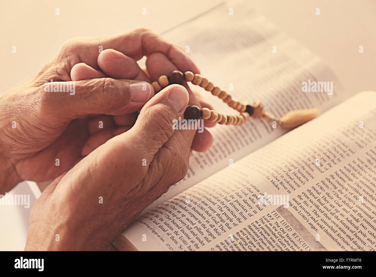 Old man reading the Bible Stock Photo - Alamy
