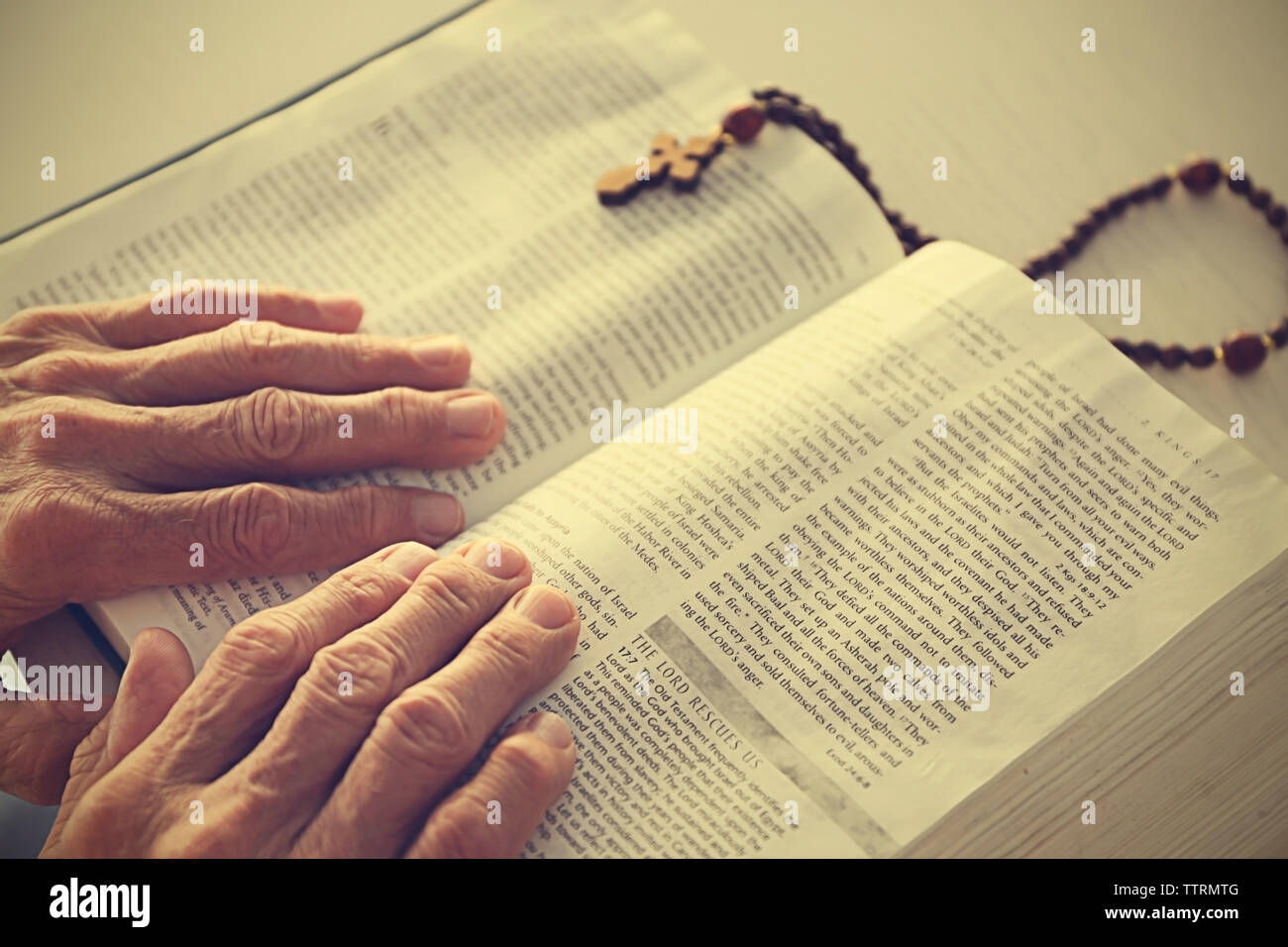 Old man reading the Bible Stock Photo - Alamy