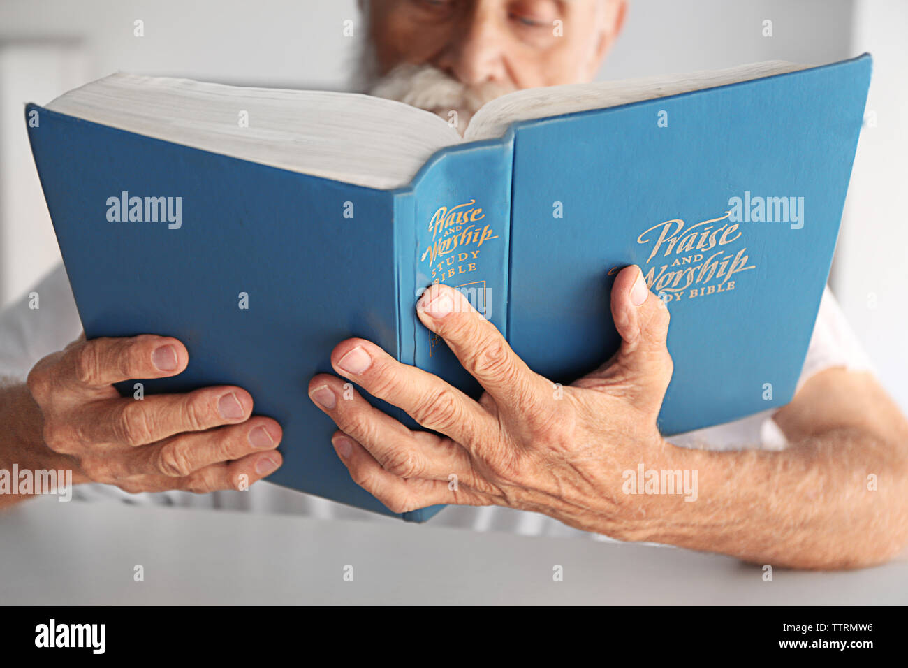 Old man reading the Bible Stock Photo - Alamy