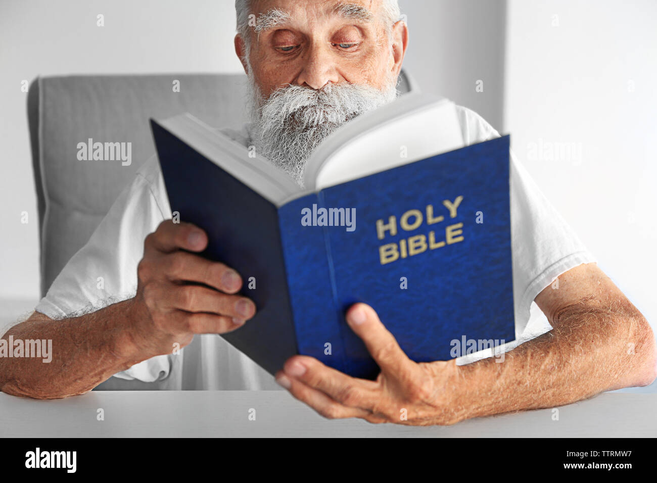 Old man reading the Bible Stock Photo - Alamy