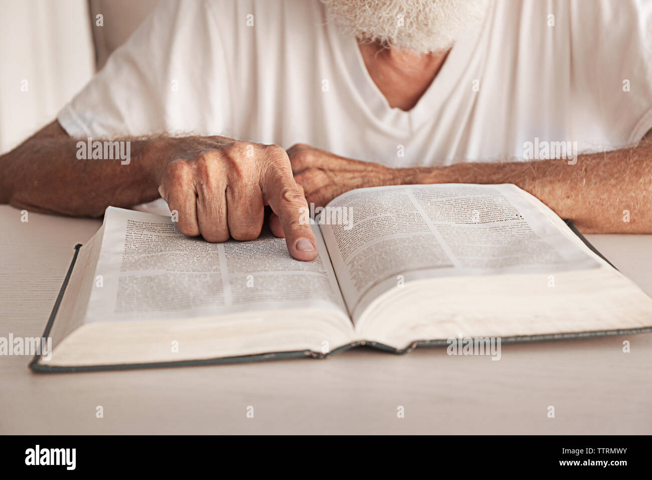 Old man reading the Bible Stock Photo - Alamy