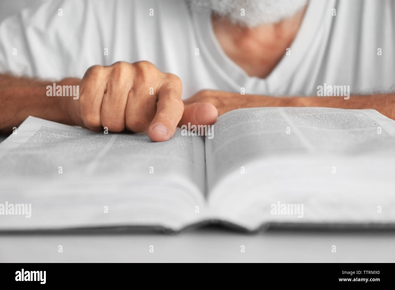 Old man reading the Bible Stock Photo - Alamy